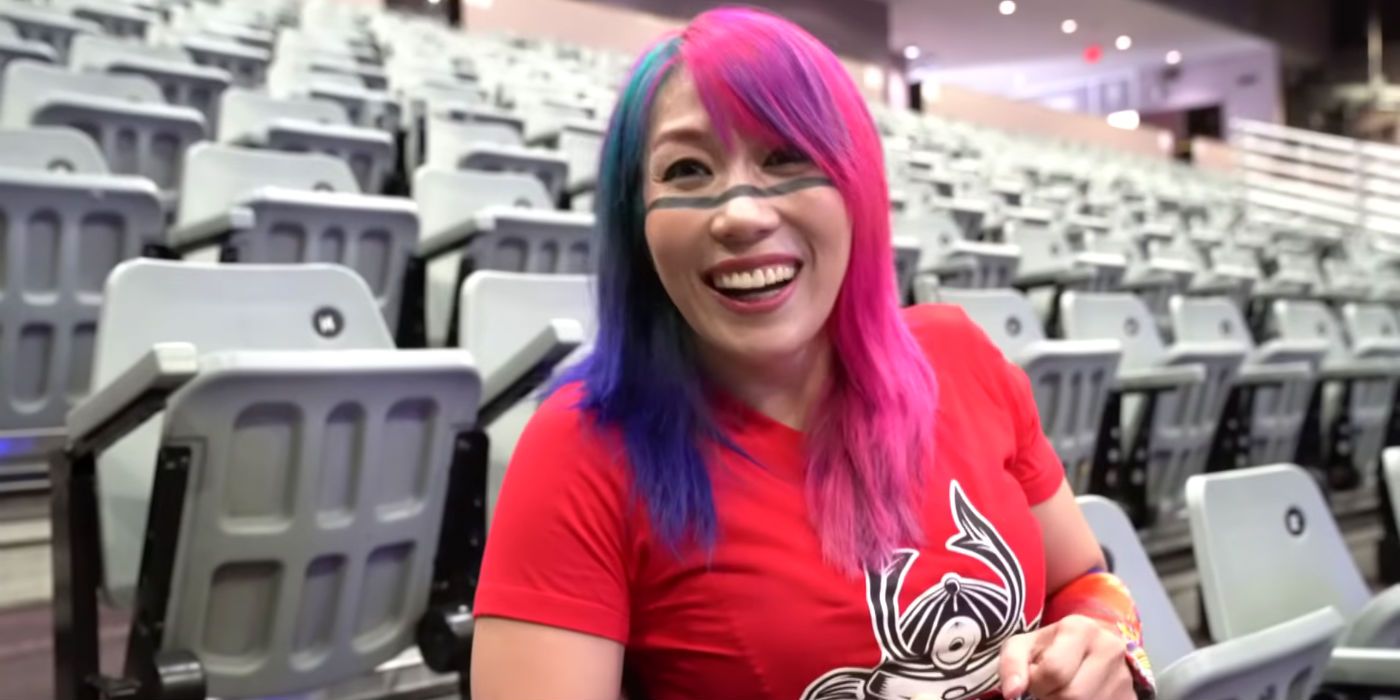 WWE Wrestler Asuka Visits Capcom Offices in Japan | Game Rant